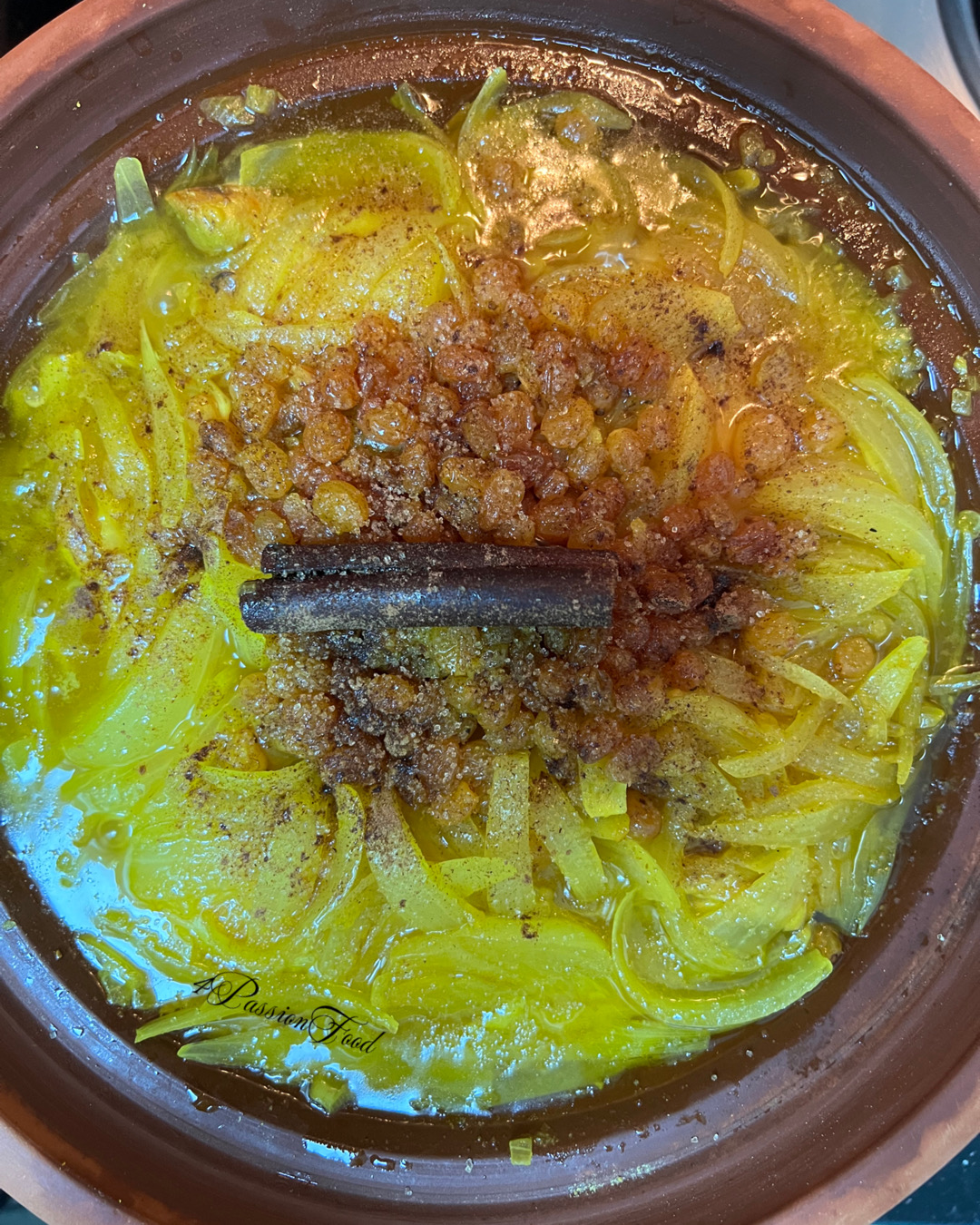 Moroccan chicken tagine with onions and raisins - 4passionfood - English