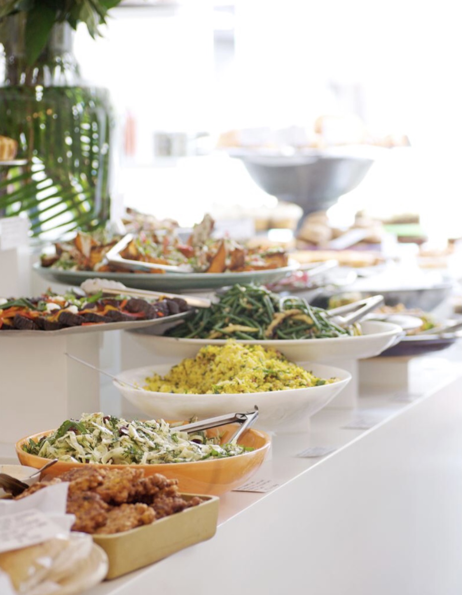 Salade de laitue à la crème d’aubergine fumée au yaourt, concombre aux ...